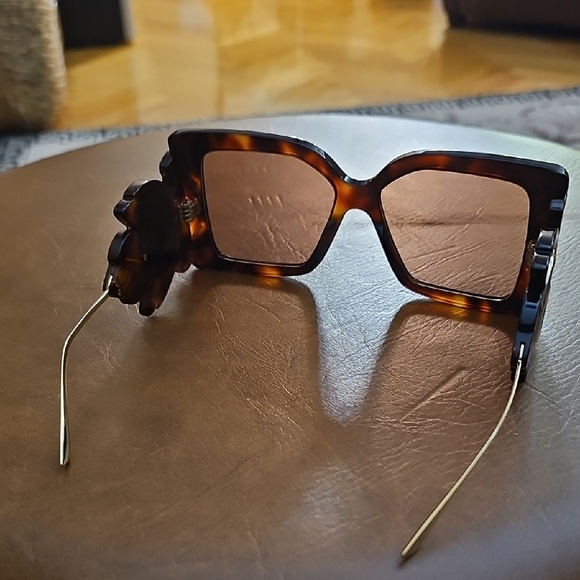 Gucci | Accessories | Gucci Tortoise Shell Sunglasses With Floral ...